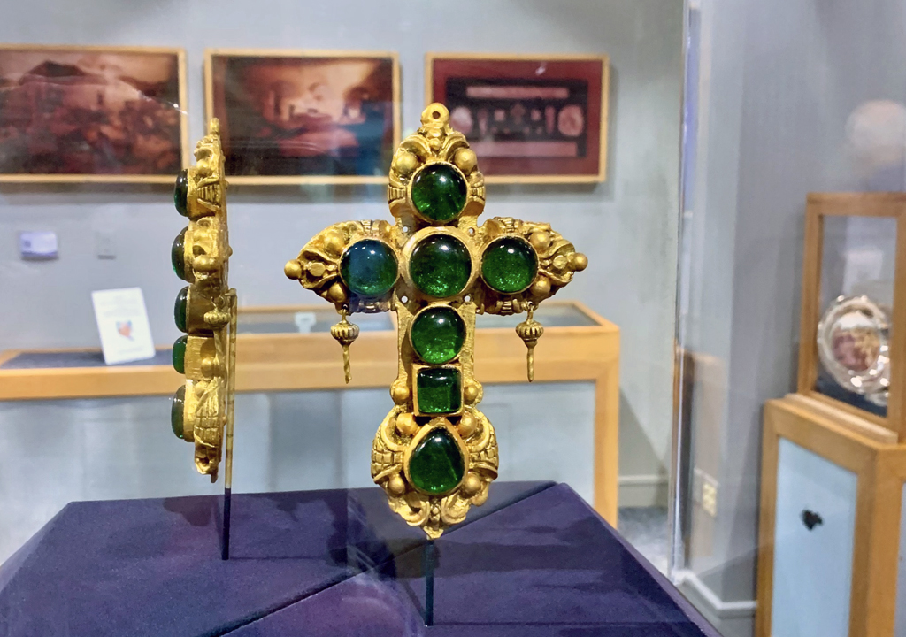 Emerald-Tuckers-Cross-Bermuda-Aquarium-replica-from-Spanish-galleon ...